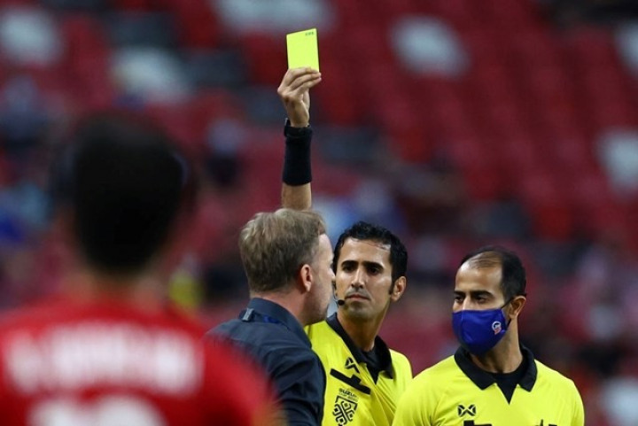 Cerita Gary Willard, Wasit yang Nyawanya Nyaris Melayang di Lapangan ...